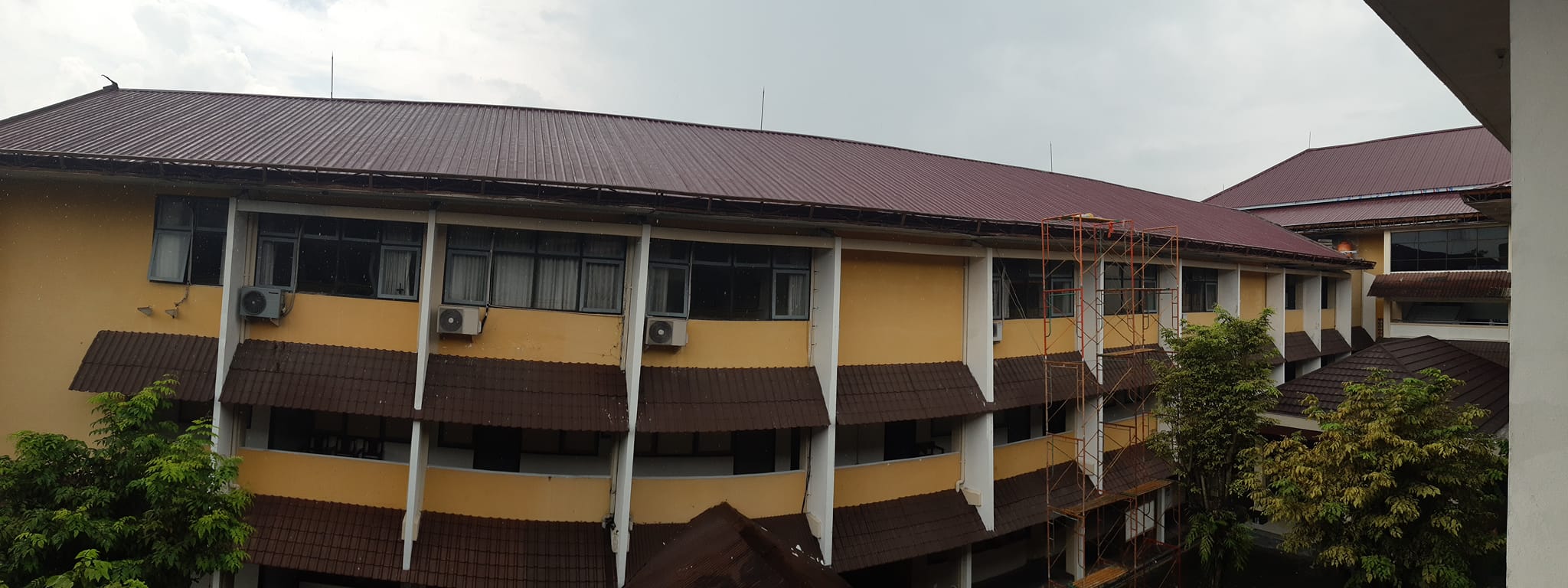 Rehap Atap Gedung UTDI – per 22 April 2022 | Universitas Teknologi ...